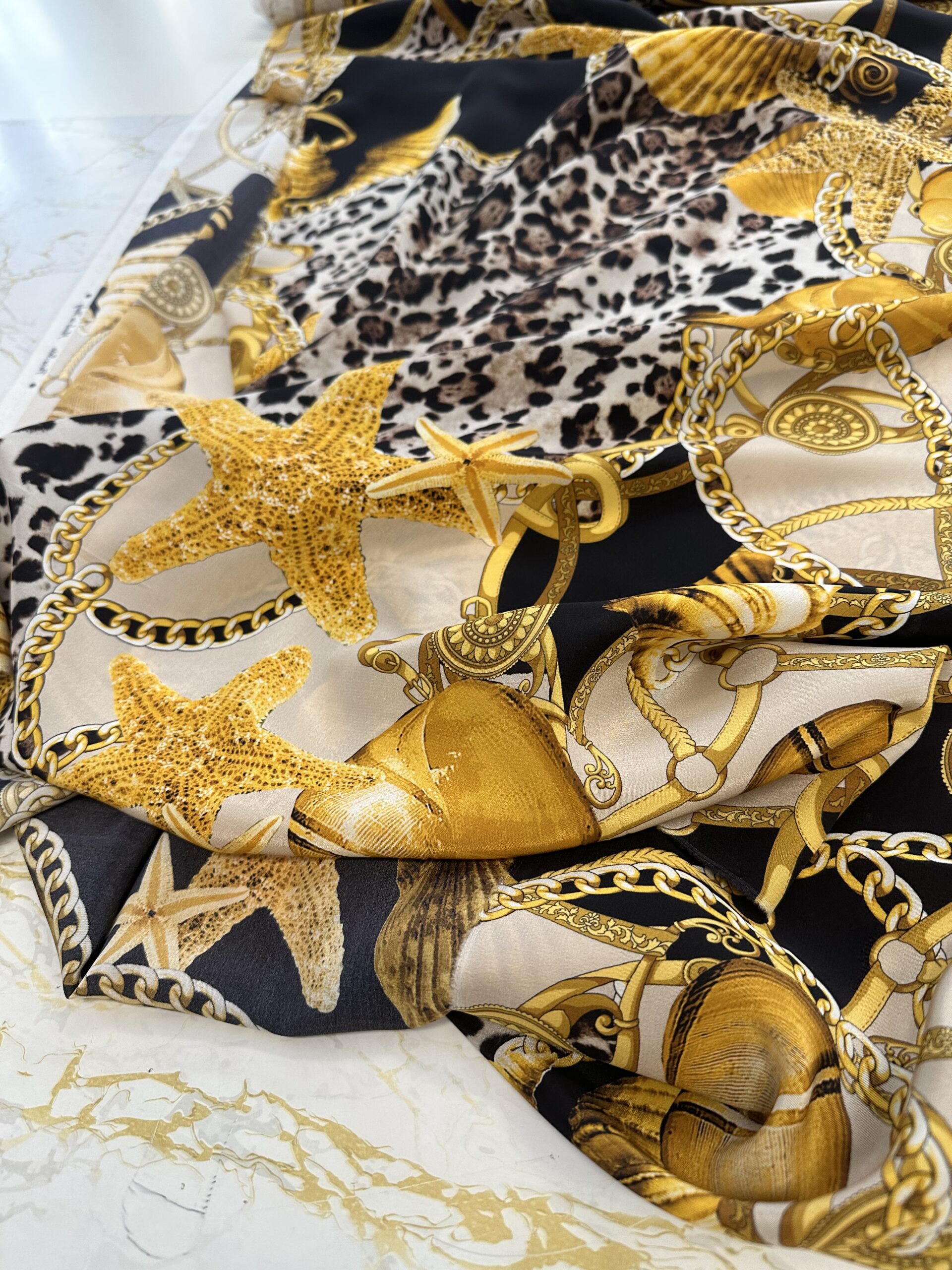 Jedwab krepa ornamenty - złote muszle - Tkaniny włoskie Principi