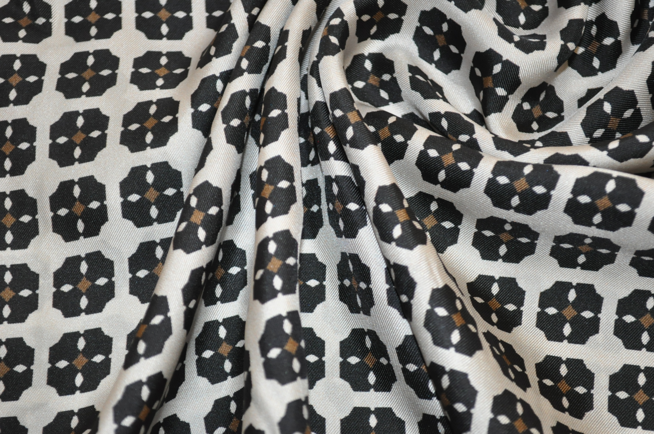 Jedwab drobne kafelki na beżowo-szarym tle - Tkaniny włoskie Principi